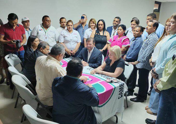 Roberto Henríquez presentó su nómina para presidir Cambio Democrático